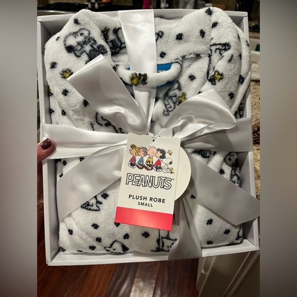 Peanuts | Intimates & Sleepwear | Peanuts Snoopy Plush Full Length Robe ...